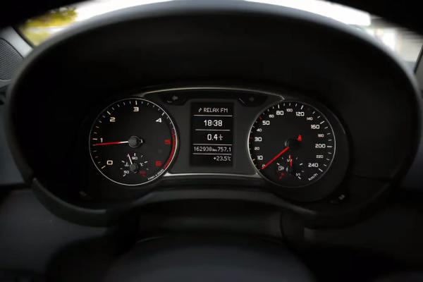Red Audi A1 2011 in Jelgava, with an engine capacity of 1.60 L and mileage of 163 thousand km for 5500 €, photo 8 on AUTOMOTO.COM.LV