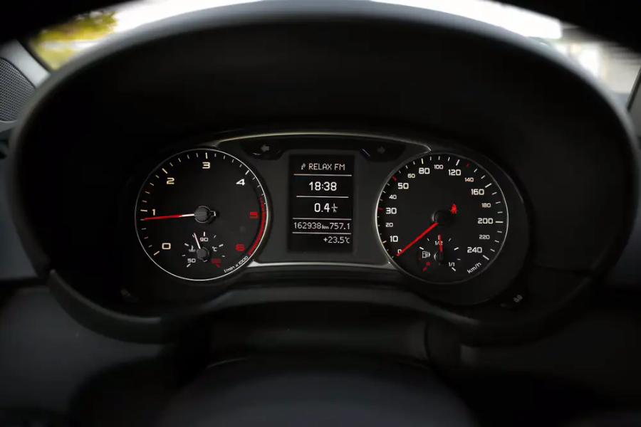 Red Audi A1 2011 in Jelgava, with an engine capacity of 1.60 L and mileage of 163 thousand km for 5500 €, photo 9 on AUTOMOTO.COM.LV