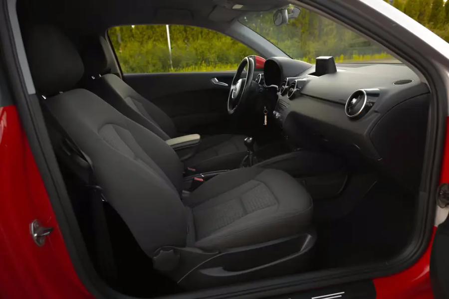 Red Audi A1 2011 in Jelgava, with an engine capacity of 1.60 L and mileage of 163 thousand km for 5500 €, photo 10 on AUTOMOTO.COM.LV