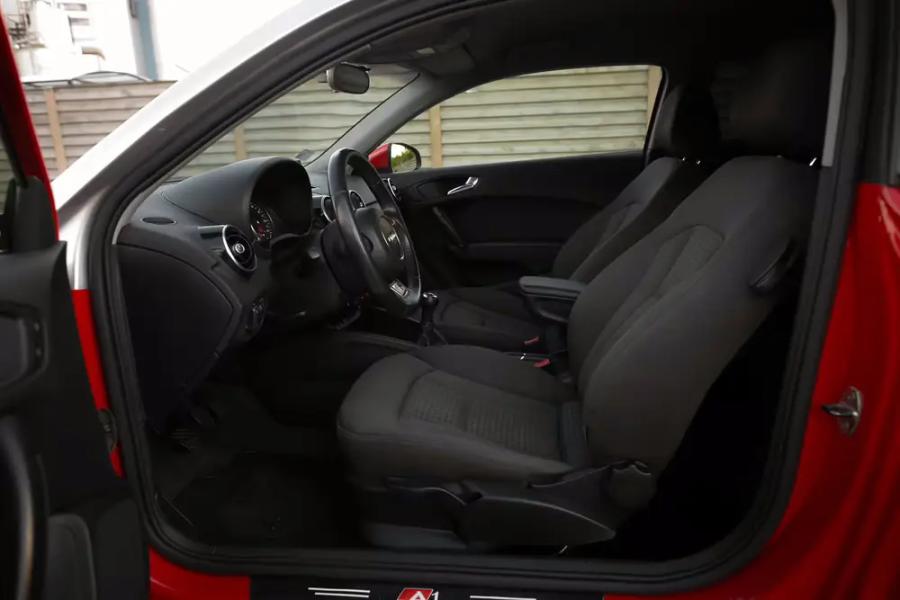 Red Audi A1 2011 in Jelgava, with an engine capacity of 1.60 L and mileage of 163 thousand km for 5500 €, photo 12 on AUTOMOTO.COM.LV