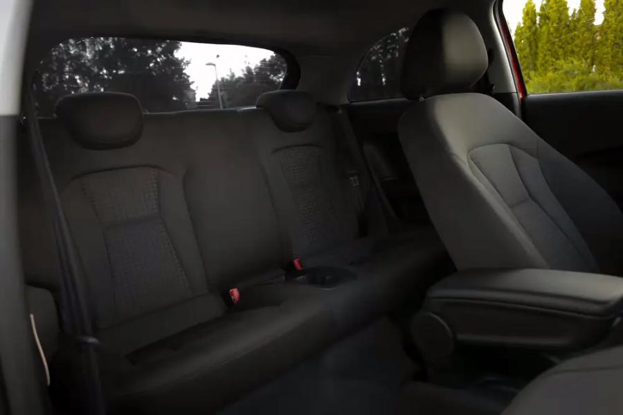 Red Audi A1 2011 in Jelgava, with an engine capacity of 1.60 L and mileage of 163 thousand km for 5500 €, photo 15 on AUTOMOTO.COM.LV