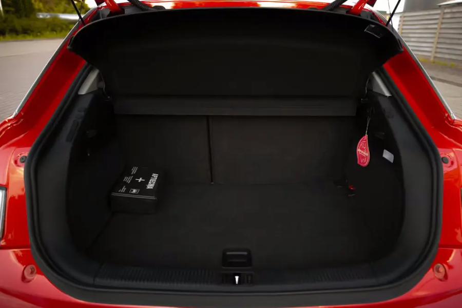 Red Audi A1 2011 in Jelgava, with an engine capacity of 1.60 L and mileage of 163 thousand km for 5500 €, photo 16 on AUTOMOTO.COM.LV