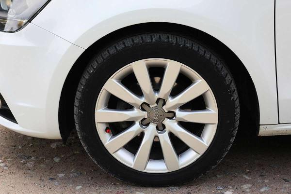 White Audi A1 2013 in Kretinga, with an engine capacity of 1.60 L and mileage of 275 thousand km for 6499 €, photo 9 on AUTOMOTO.COM.LV
