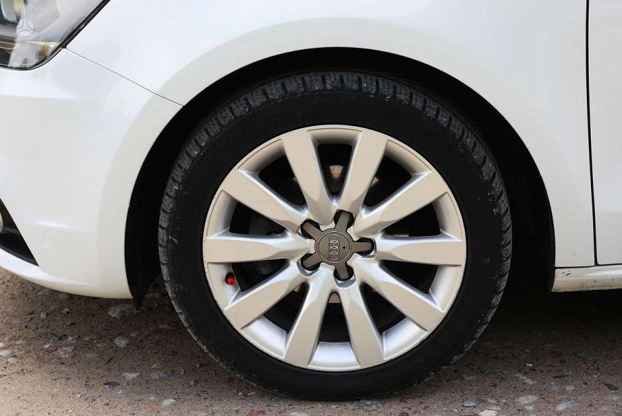 White Audi A1 2013 in Kretinga, with an engine capacity of 1.60 L and mileage of 275 thousand km for 6499 €, photo 10 on AUTOMOTO.COM.LV