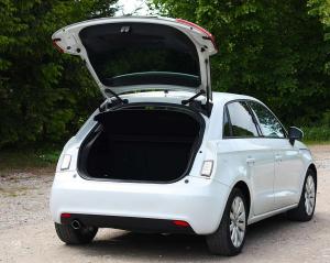 White Audi A1 2013 in Kretinga, with an engine capacity of 1.60 L and mileage of 275 thousand km for 6499 €, photo 18 on AUTOMOTO.COM.LV