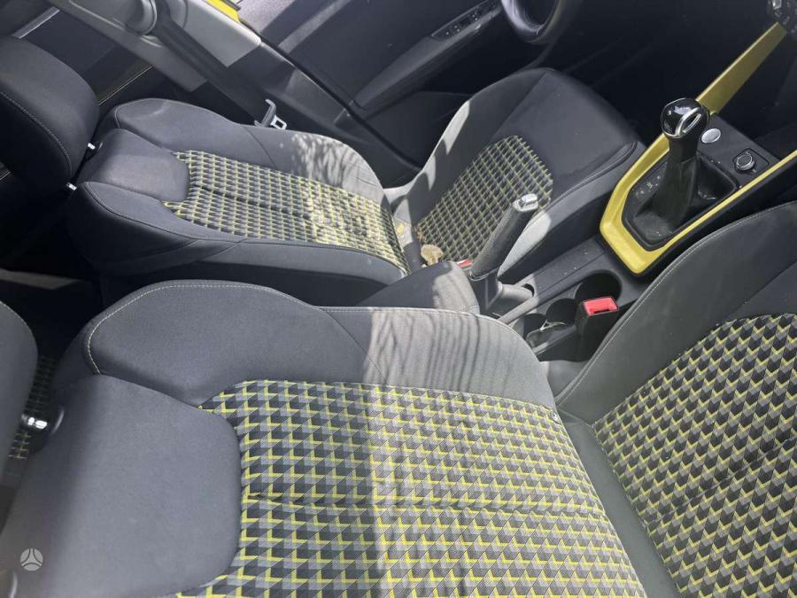 Yellow Audi A1 2018 in Taurage, with an engine capacity of 1.00 L and mileage of 104 thousand km for 6900 €, photo 7 on AUTOMOTO.COM.LV