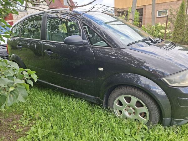 Melns Audi A2 2001 Daugavpils, ar dzinēja tilpumu 1.40 L un nobraukumu 433 tūkst. km par 1000 €, foto 4 vietnē AUTOMOTO.COM.LV