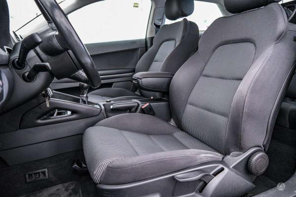 Black Audi A3 2010 in Kaunas, with an engine capacity of 1.40 L and mileage of 213 thousand km for 5890 €, photo 6 on AUTOMOTO.COM.LV