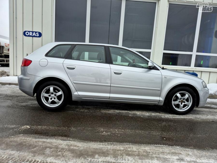 Pelēks Audi A3 2005 Kauņa, ar dzinēja tilpumu 1.60 L un nobraukumu 241 tūkst. km par 1500 €, foto 3 vietnē AUTOMOTO.COM.LV