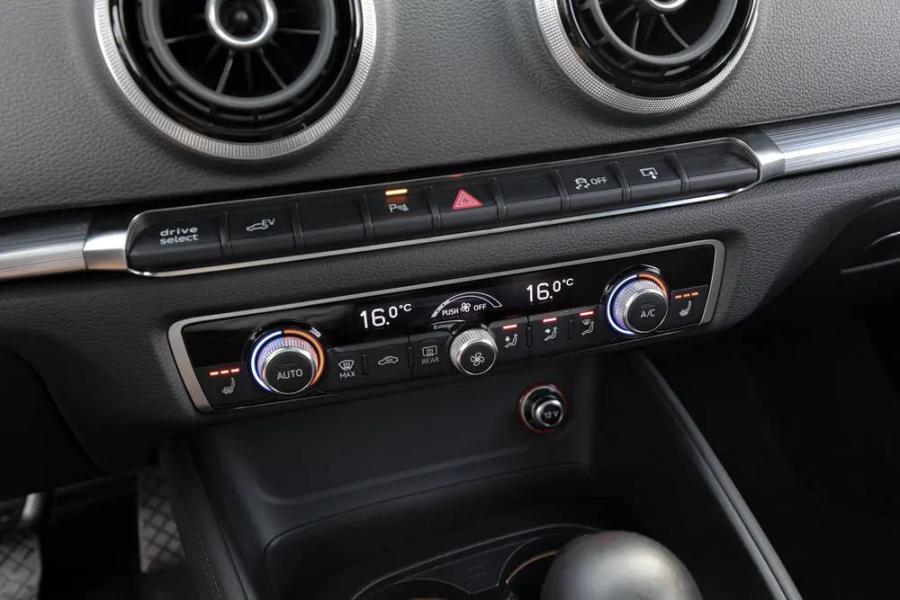 Pelēks Audi A3 2014 Jelgava, ar dzinēja tilpumu 1.40 L un nobraukumu 263 tūkst. km par 9990 €, foto 22 vietnē AUTOMOTO.COM.LV