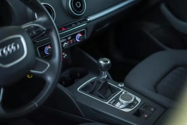 Red Audi A3 2015 in Liepaja, with an engine capacity of 1.60 L and mileage of 198 thousand km for 10500 €, photo 10 on AUTOMOTO.COM.LV