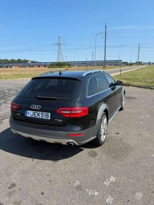Melns Audi A4 Allroad 2013 Panevēža, ar dzinēja tilpumu 3.00 L un nobraukumu 383 tūkst. km par 7400 €, foto 5 vietnē AUTOMOTO.COM.LV