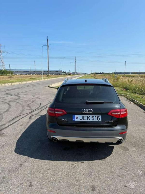 Melns Audi A4 Allroad 2013 Panevēža, ar dzinēja tilpumu 3.00 L un nobraukumu 383 tūkst. km par 7400 €, foto 5 vietnē AUTOMOTO.COM.LV