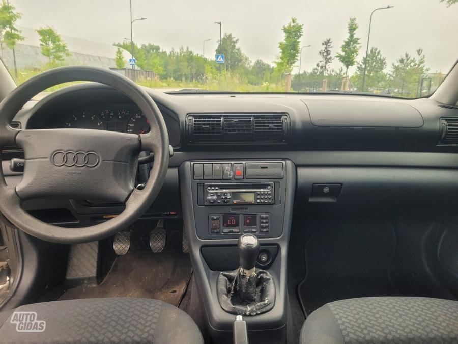 Black Audi A4 1995 in Vilnius, with an engine capacity of 1.80 L and mileage of 247 thousand km for 950 €, photo 10 on AUTOMOTO.COM.LV