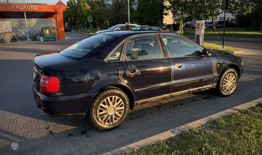 Black Audi A4 1997 in Vilnius, with an engine capacity of 1.60 L and mileage of 292 thousand km for 390 €, photo 8 on AUTOMOTO.COM.LV