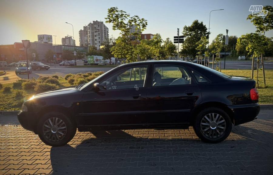 Melns Audi A4 1997 Viļņa, ar dzinēja tilpumu 1.60 L un nobraukumu 292 tūkst. km par 390 €, foto 12 vietnē AUTOMOTO.COM.LV