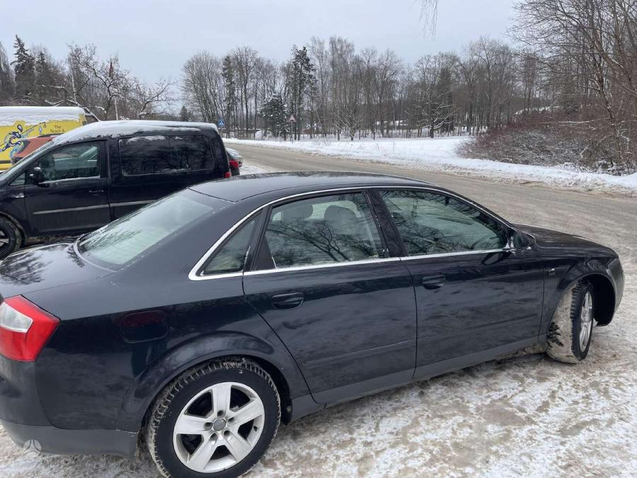 Melns Audi A4 2002 Alīta, ar dzinēja tilpumu 1.98 L un nobraukumu 290 tūkst. km par 1300 €, foto 9 vietnē AUTOMOTO.COM.LV