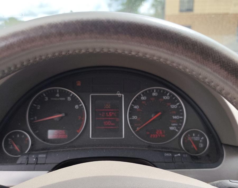 Melns Audi A4 2002 Panevēža, ar dzinēja tilpumu 1.80 L un nobraukumu 222 tūkst. km par 800 €, foto 9 vietnē AUTOMOTO.COM.LV