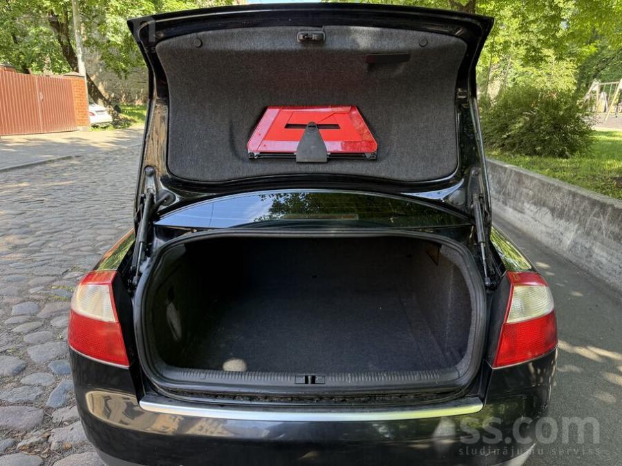 Black Audi A4 2002 in Riga, with an engine capacity of 2.00 L and mileage of 270 thousand km for 1190 €, photo 6 on AUTOMOTO.COM.LV