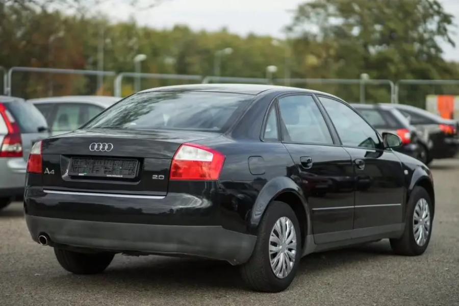 Melns Audi A4 2002 Liepāja, ar dzinēja tilpumu 2.00 L un nobraukumu 261 tūkst. km par 2750 €, foto 5 vietnē AUTOMOTO.COM.LV
