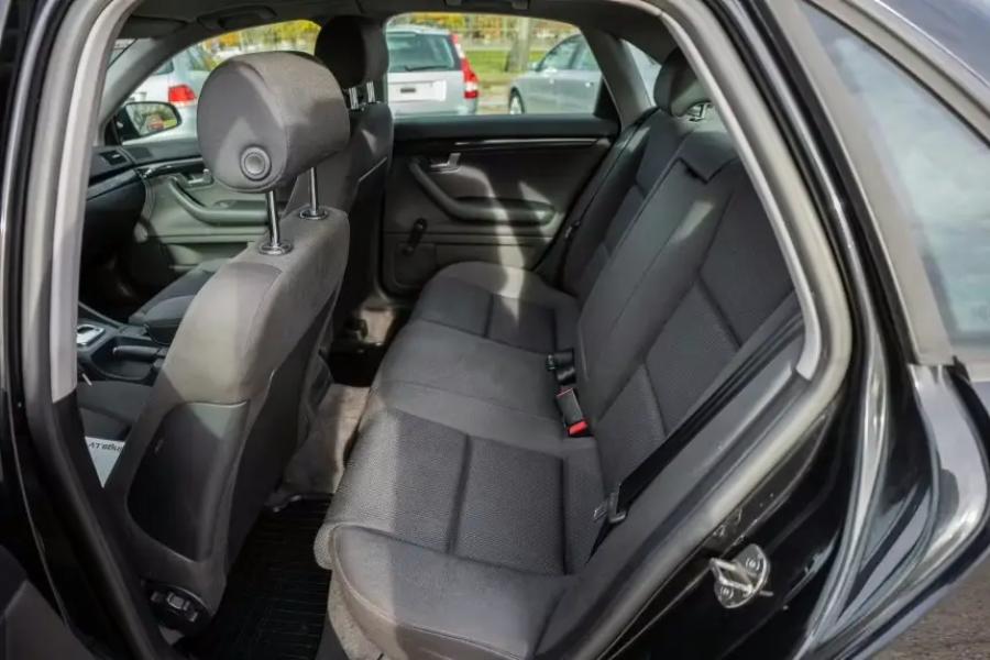 Melns Audi A4 2002 Liepāja, ar dzinēja tilpumu 2.00 L un nobraukumu 261 tūkst. km par 2750 €, foto 10 vietnē AUTOMOTO.COM.LV