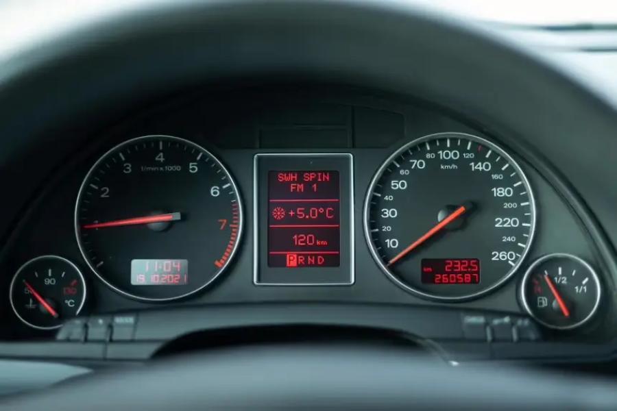 Melns Audi A4 2002 Liepāja, ar dzinēja tilpumu 2.00 L un nobraukumu 261 tūkst. km par 2750 €, foto 15 vietnē AUTOMOTO.COM.LV