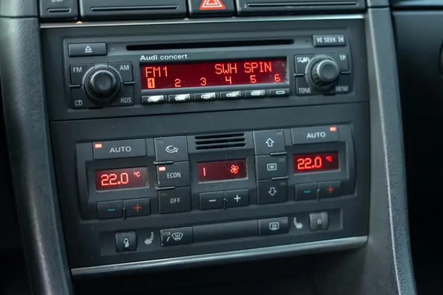 Melns Audi A4 2002 Liepāja, ar dzinēja tilpumu 2.00 L un nobraukumu 261 tūkst. km par 2750 €, foto 16 vietnē AUTOMOTO.COM.LV