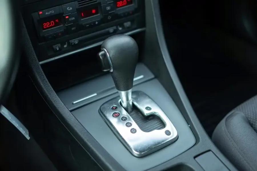 Melns Audi A4 2002 Liepāja, ar dzinēja tilpumu 2.00 L un nobraukumu 261 tūkst. km par 2750 €, foto 18 vietnē AUTOMOTO.COM.LV