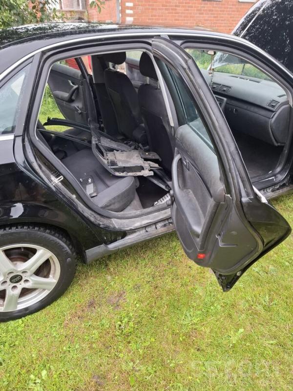 Melns Audi A4 2003 Rīga, ar dzinēja tilpumu 1.60 L un nobraukumu 353 tūkst. km par 800 €, foto 6 vietnē AUTOMOTO.COM.LV