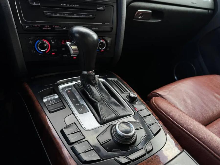 Black Audi A4 2007 in Riga, with an engine capacity of 2.70 L and mileage of 325 thousand km for 5490 €, photo 16 on AUTOMOTO.COM.LV