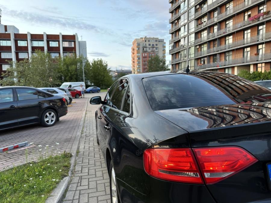 Black Audi A4 2008 in Riga, with an engine capacity of 2.00 L and mileage of 298 thousand km for 4990 €, photo 8 on AUTOMOTO.COM.LV