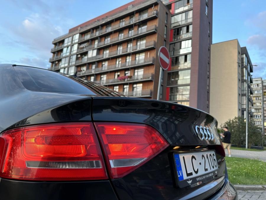 Black Audi A4 2008 in Riga, with an engine capacity of 2.00 L and mileage of 298 thousand km for 4990 €, photo 9 on AUTOMOTO.COM.LV