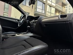 Black Audi A4 2009 in Riga, with an engine capacity of 2.00 L and mileage of 355 thousand km for 4990 €, photo 11 on AUTOMOTO.COM.LV