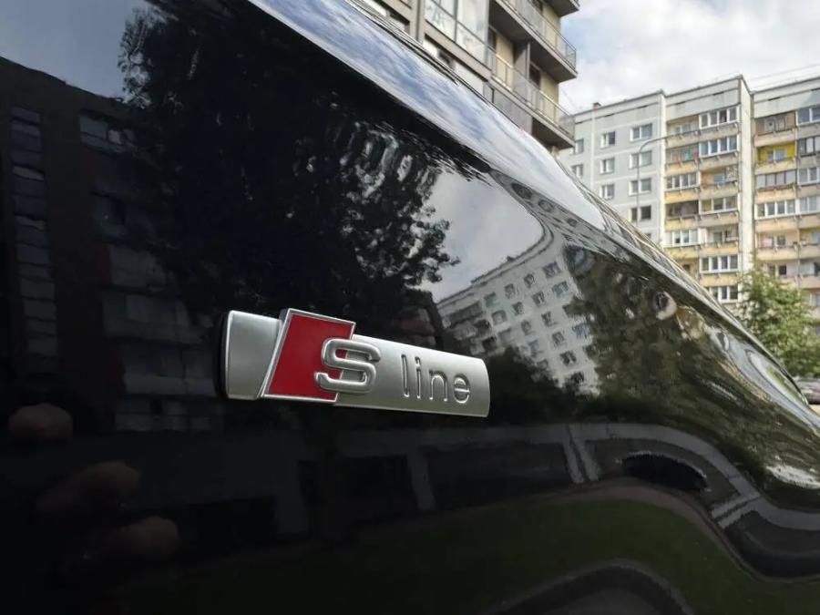 Black Audi A4 2009 in Riga, with an engine capacity of 2.00 L and mileage of 355 thousand km for 4990 €, photo 8 on AUTOMOTO.COM.LV