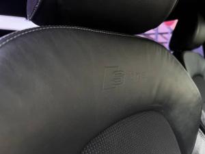 Black Audi A4 2009 in Riga, with an engine capacity of 2.00 L and mileage of 355 thousand km for 4990 €, photo 13 on AUTOMOTO.COM.LV