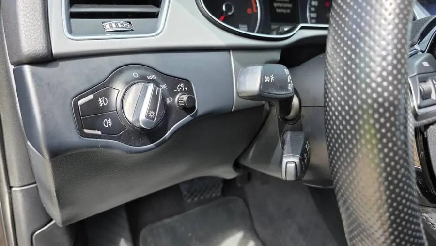 Black Audi A4 2016 in Riga, with an engine capacity of 2.00 L and mileage of 310 thousand km for 11950 €, photo 11 on AUTOMOTO.COM.LV