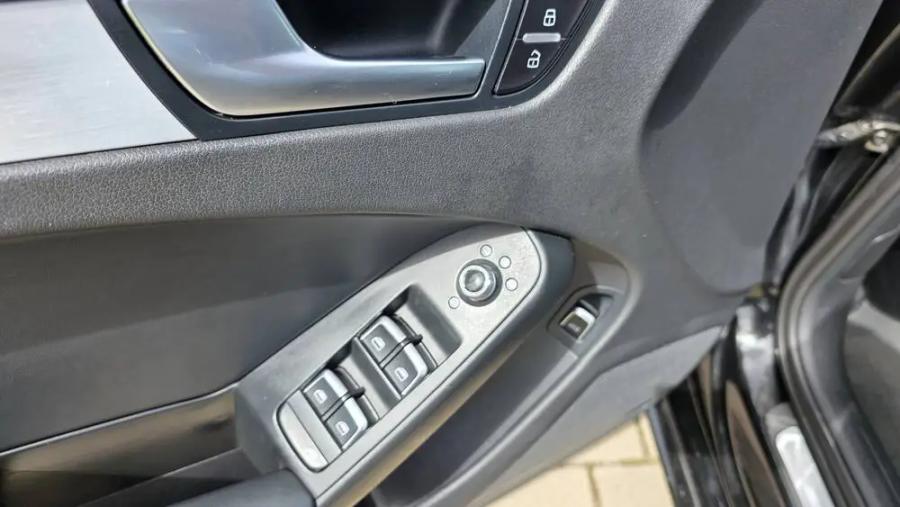 Black Audi A4 2016 in Riga, with an engine capacity of 2.00 L and mileage of 310 thousand km for 11950 €, photo 12 on AUTOMOTO.COM.LV