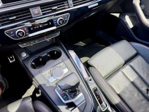 Melns Audi A4 2018 Viļņa, ar dzinēja tilpumu 1.98 L un nobraukumu 93 tūkst. km par 16700 €, foto 12 vietnē AUTOMOTO.COM.LV