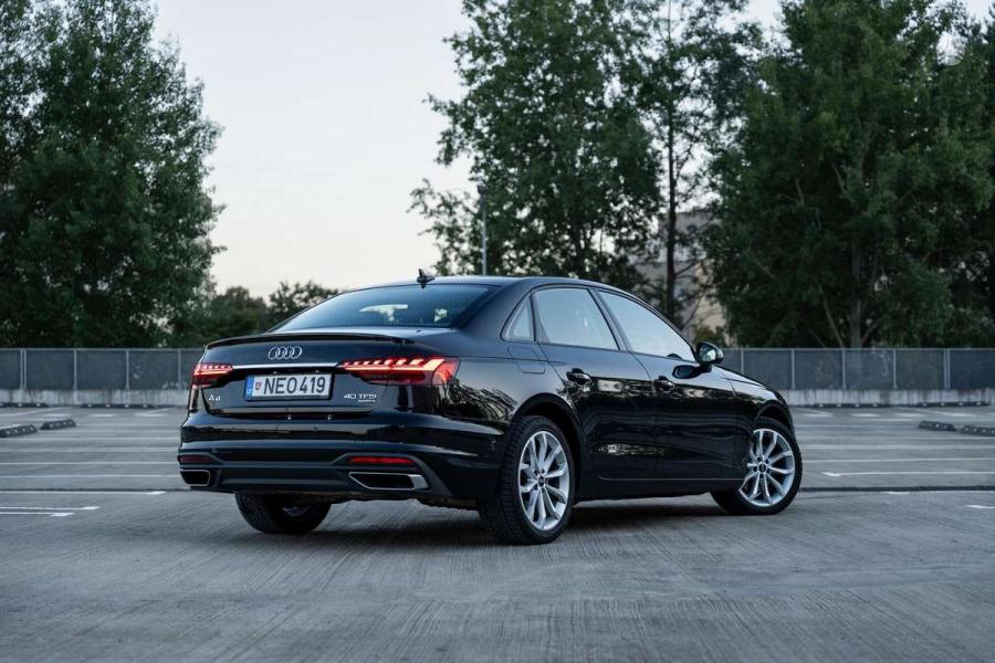Black Audi A4 2021 in Vilnius, with an engine capacity of 2.00 L and mileage of 61 thousand km for 23900 €, photo 32 on AUTOMOTO.COM.LV