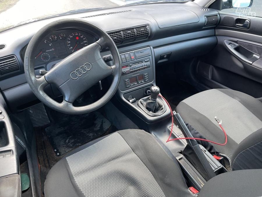 Melns Audi A4 1996 Kauņa, ar dzinēja tilpumu 1.80 L un nobraukumu 261 tūkst. km par 650 €, foto 7 vietnē AUTOMOTO.COM.LV