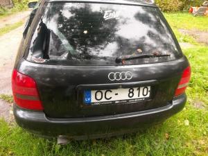 Melns Audi A4 1998 Ogre, ar dzinēja tilpumu 1.80 L un nobraukumu 359 tūkst. km par 600 €, foto 3 vietnē AUTOMOTO.COM.LV