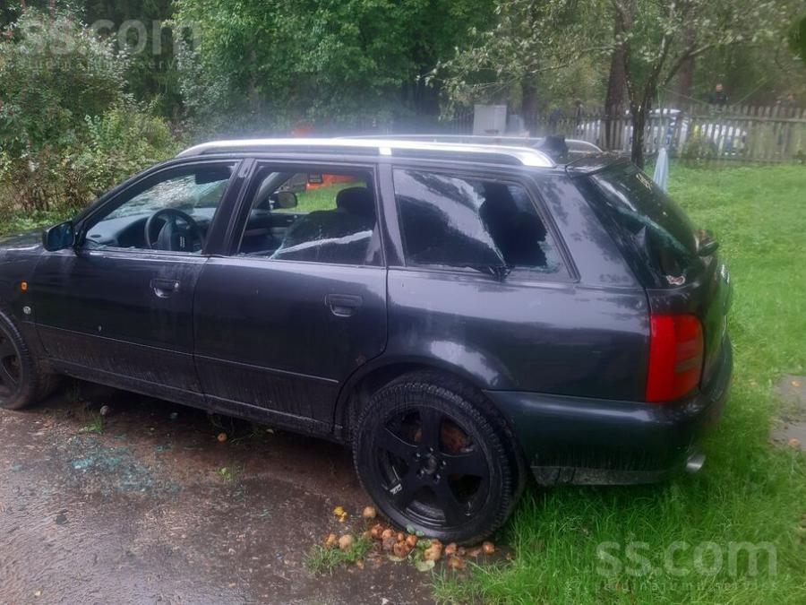 Melns Audi A4 1998 Ogre, ar dzinēja tilpumu 1.80 L un nobraukumu 359 tūkst. km par 600 €, foto 4 vietnē AUTOMOTO.COM.LV