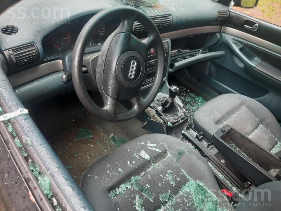 Melns Audi A4 1998 Ogre, ar dzinēja tilpumu 1.80 L un nobraukumu 359 tūkst. km par 600 €, foto 6 vietnē AUTOMOTO.COM.LV