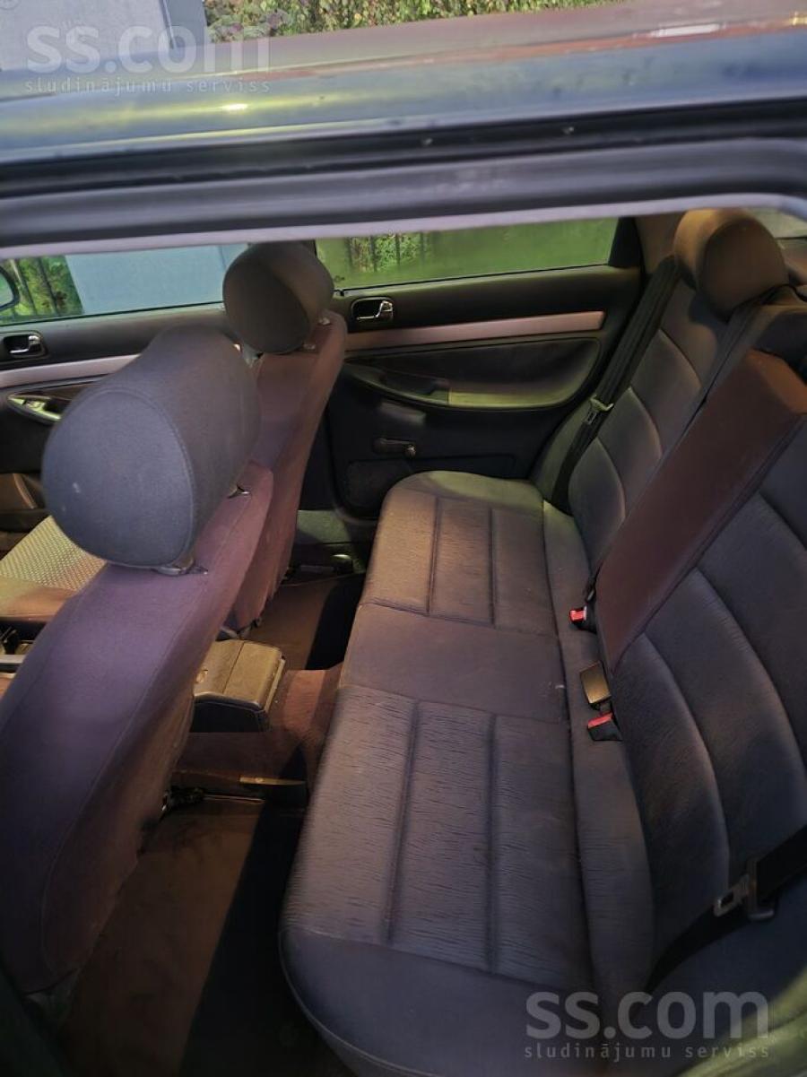 Black Audi A4 1998 in Aizkraukle, with an engine capacity of 1.60 L and mileage of 380 thousand km for 800 €, photo 7 on AUTOMOTO.COM.LV