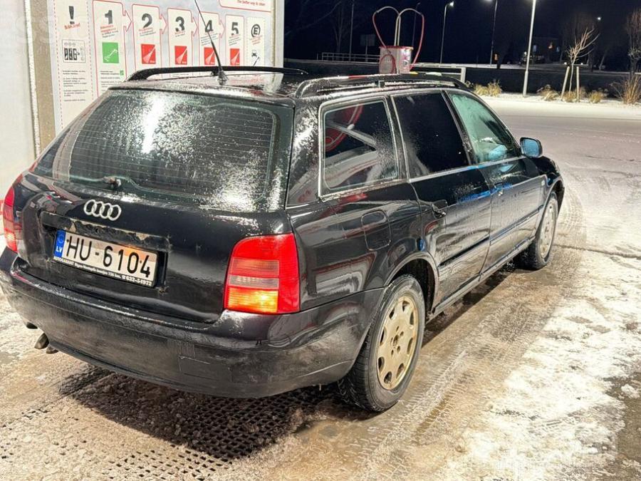 Melns Audi A4 1999 Bauska, ar dzinēja tilpumu 2.50 L un nobraukumu 400 tūkst. km par 1350 €, foto 3 vietnē AUTOMOTO.COM.LV