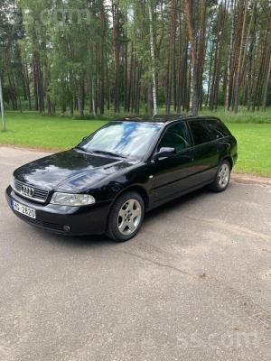 Melns Audi A4 2000 Rīga, ar dzinēja tilpumu 1.80 L un nobraukumu 330 tūkst. km par 1300 €, foto  vietnē AUTOMOTO.COM.LV