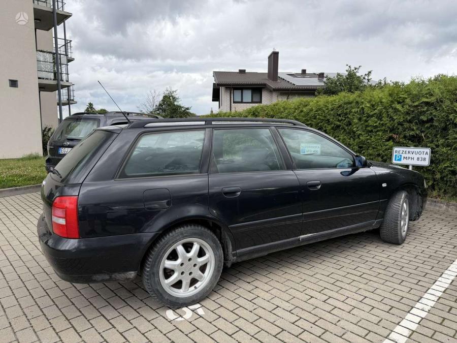 Black Audi A4 2001 in Kaunas, with an engine capacity of 1.60 L and mileage of 320 thousand km for 1000 €, photo 7 on AUTOMOTO.COM.LV