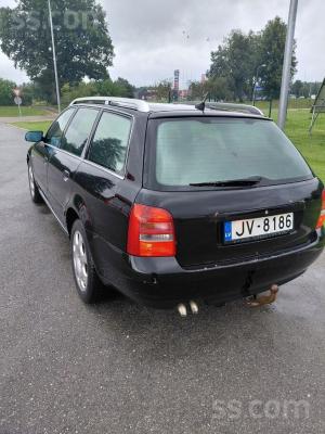 Melns Audi A4 2001 Rīga, ar dzinēja tilpumu 2.50 L un nobraukumu 277 tūkst. km par 700 €, foto 5 vietnē AUTOMOTO.COM.LV