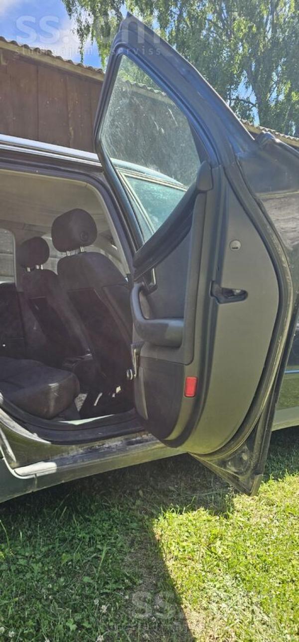 Melns Audi A4 2002 Dobele, ar dzinēja tilpumu 1.60 L un nobraukumu 365 tūkst. km par 980 €, foto 7 vietnē AUTOMOTO.COM.LV
