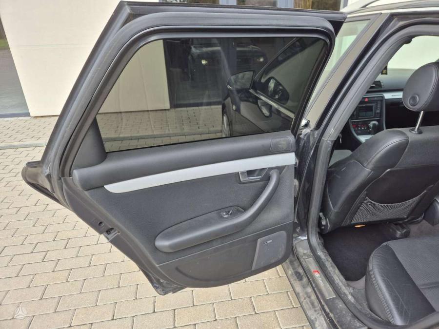 Melns Audi A4 2003 Marijampole, ar dzinēja tilpumu 2.50 L un nobraukumu 330 tūkst. km par 1200 €, foto 13 vietnē AUTOMOTO.COM.LV